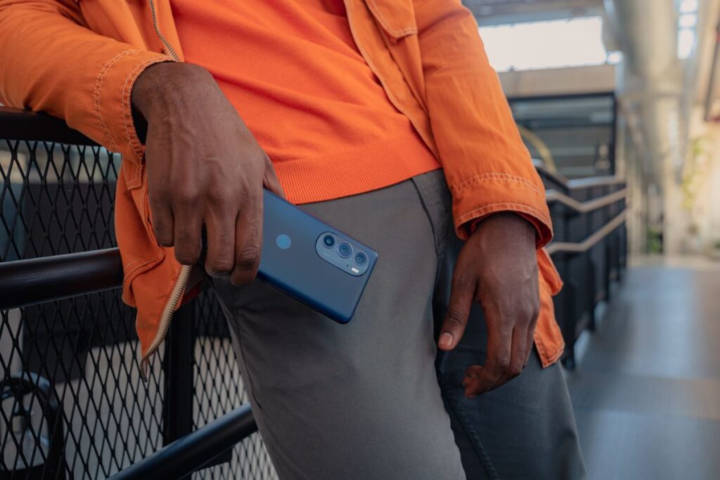 HWzone - עוד מוטורולה שכדאי להתעניין בה? הכירו את Motorola Edge 30 Pro